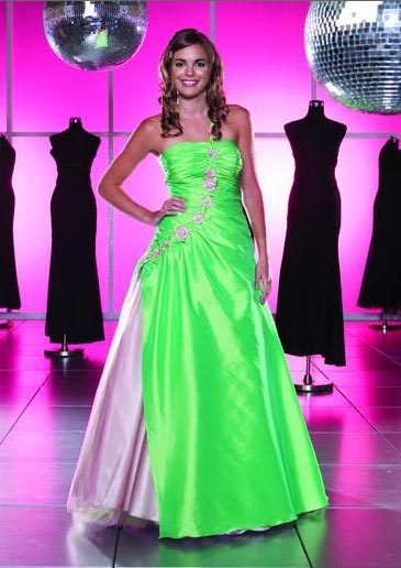 Sucky Dresses at Prom | The Lone Girl in a Crowd
