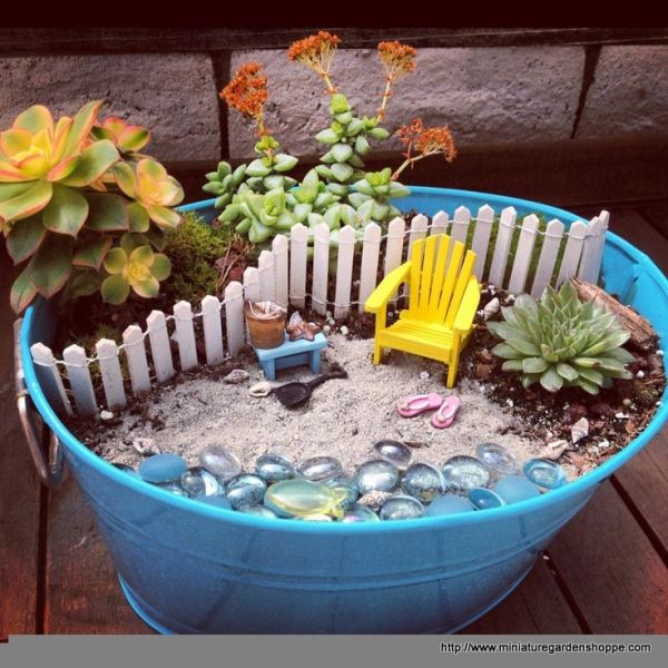 The Little World of Miniature Gardens | The Lone Girl in a Crowd