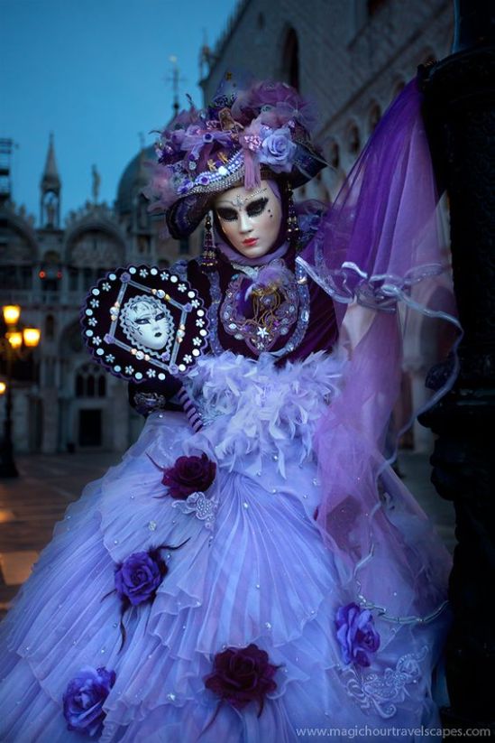 Dazzling Masquerade Costumes at the Carinval of Venice | The Lone Girl ...