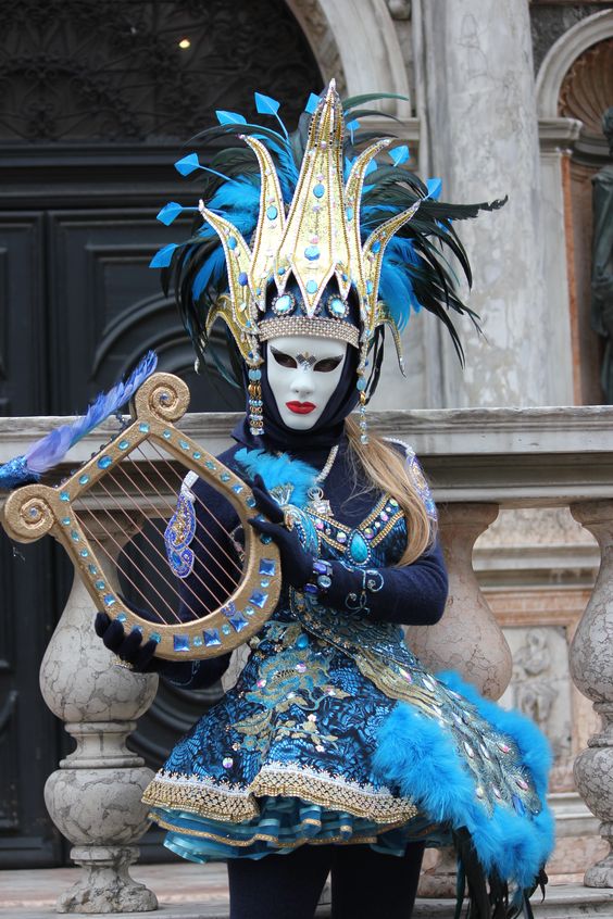 Dazzling Masquerade Costumes at the Carinval of Venice | The Lone Girl ...